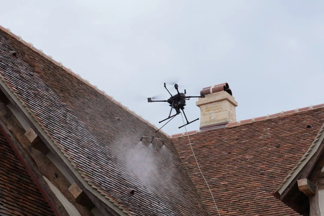Démoussage par drone d'une toiture en une matinée - France Drone Elevation